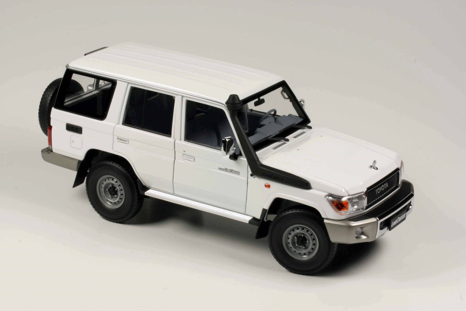 News 1:18 Almost Real Toyota Land Cruiser J7 Station Wagon 2014 ...